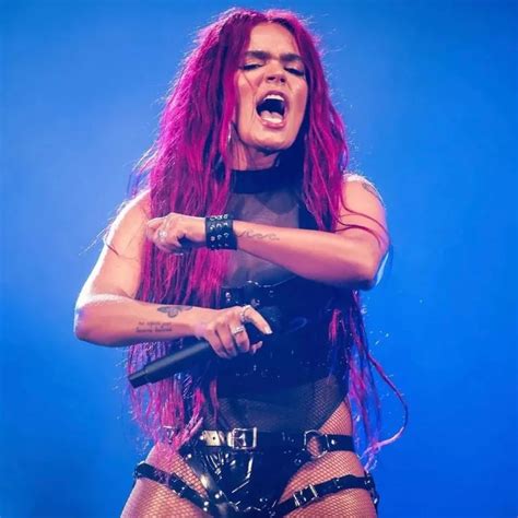 Karol G Voló En Un Ferrari Y Deleitó Al Público Durante Su Gira ‘strip