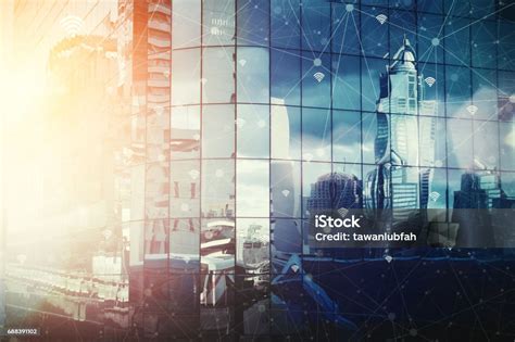 석양 빛에 구름과 푸른 하늘 현대 도시 및 무선 통신 네트워크에 반영 사물의 인터넷 및 Ict 정보 통신 기술 개념 빈티지 톤