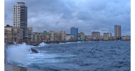 Огромни вълни заляха столицата на Куба Хавана Видео