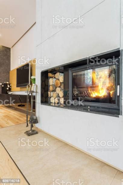 Perapian Minimalis Modern Di Villa Foto Stok Unduh Gambar Sekarang Close Up Dalam Ruangan