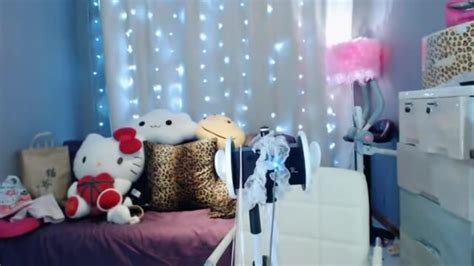 Chinese Streamer Takes A Pee 7