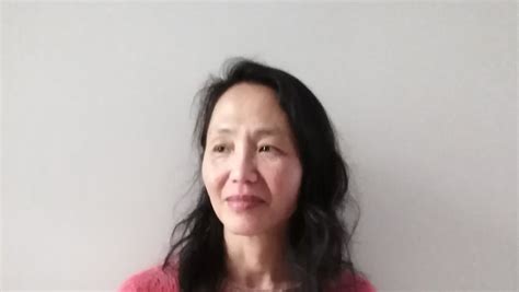 I Fang Lin Mène Son Combat Sur La Scène Du Hangar Théâtre à