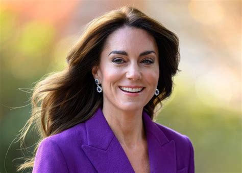Fashion Kate Middleton Bergaya Formal Pakai Setelan Ungu Stunning