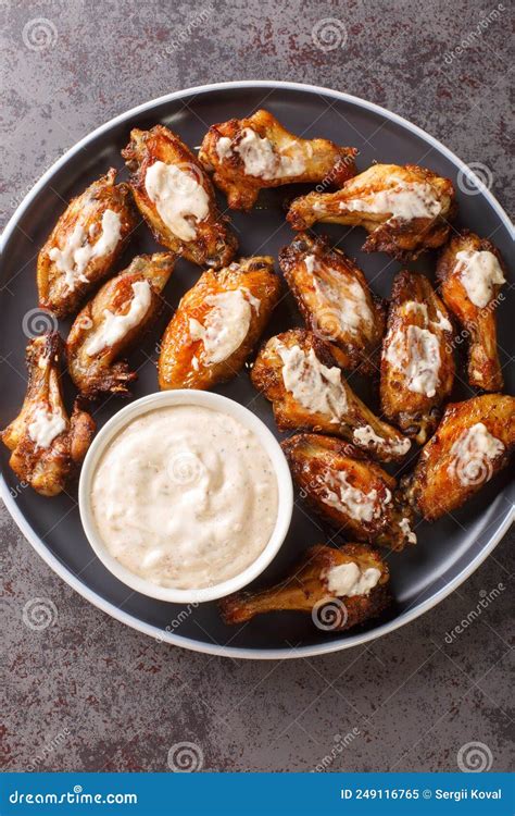 Alabama Americano Blanco Alitas De Pollo Encerradas En El Plato Vista