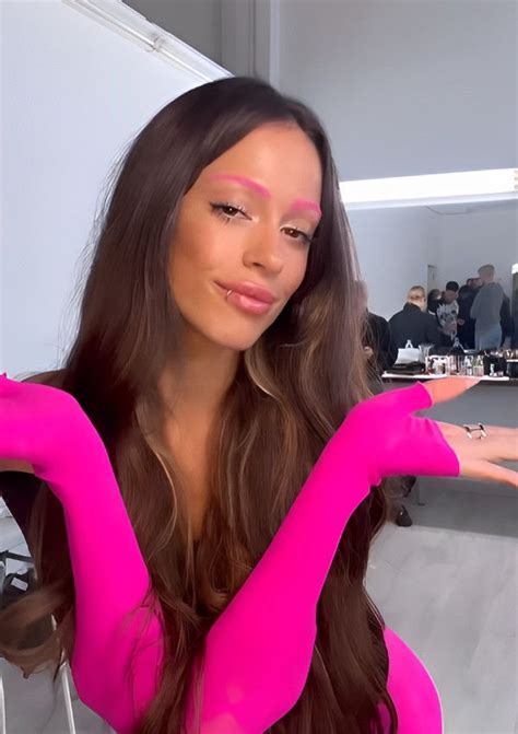 Tini Sorprende Con Las Cejas Rosas Con Las Que Nos Atreveremos Esta Temporada