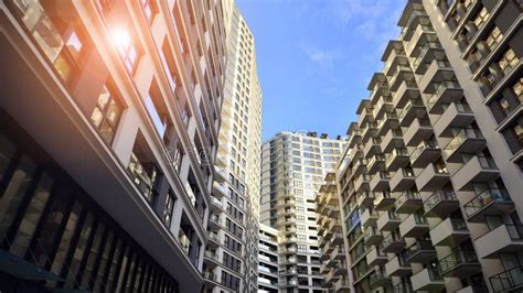 El Estrecho Paso Entre Los Edificios Residenciales Modernos Imagen De