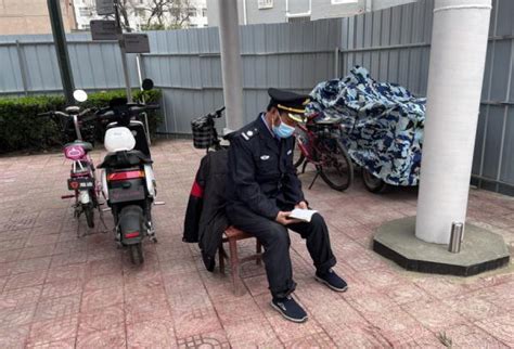 保安大爷背影 保安背影 大山谷图库