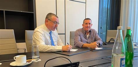 בדרך להסדר מייק בן ארי נפגש עם נציג המשקיעים במקום מסתור בחול גלובס