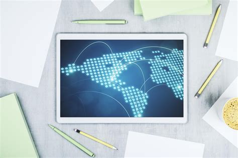 현대 디지털 태블릿 화면 국제 거래에 대한 연결이 있는 추상적이고 창의적인 세계 지도 프리미엄 사진