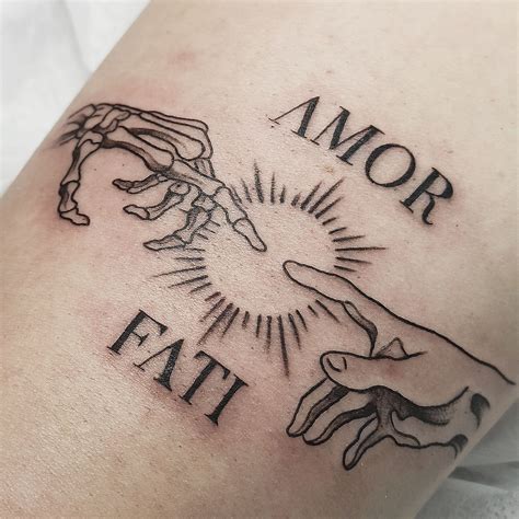 Amor Fati Tattoo Memento Mori Idee Per Tatuaggi Tatuaggi Moderni