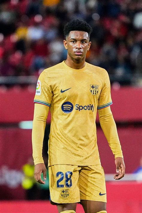 🗣 الکس دلماس ⚫️ بالده 1000 برابر بهتر از جوردی آلبا و آلونسو است او باید همیشه فیکس بازی کند