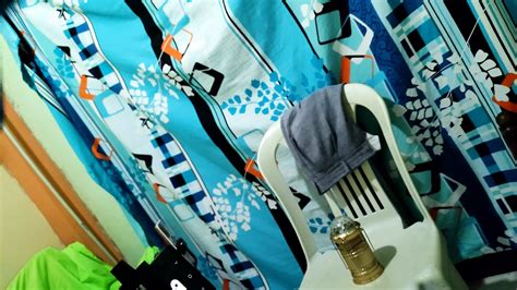 ハロウィーンのポルノ帽子をかぶった若い女性の魔女がソファに乗り、セックスをする前にゲストに愛撫するように頼む Xhamster