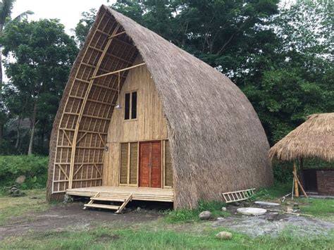 Rumah Jerami Dengan Atap Alang Alang