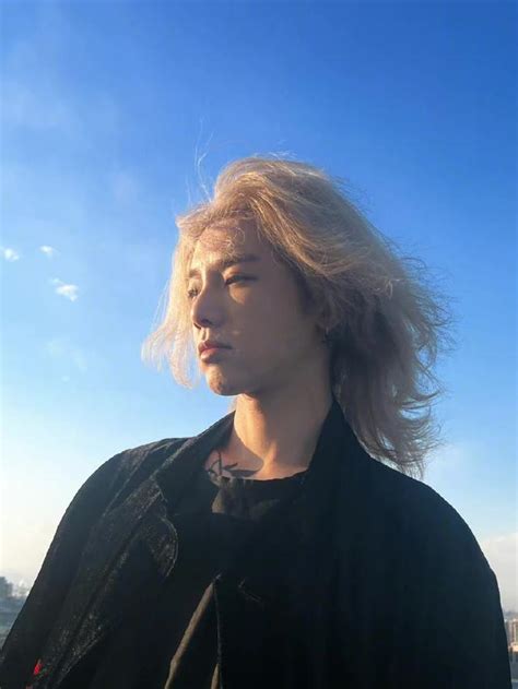 华晨宇带王悦伊与朋友聚餐被偶遇 两人同款发色打扮低调新浪图片