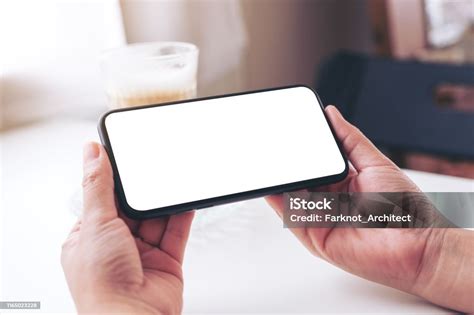 빈 데스크톱 화면으로 검은 색 휴대 전화를 들고있는 여성 가득 찬에 대한 스톡 사진 및 기타 이미지 가득 찬 공란 디지털 뷰파인더 Istock