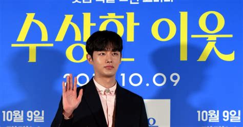 포토 강희 시크한 표정으로