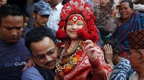 Nepals Kumari Devi अंधेरे कमरे में 108 कटे सिरों के बीच ऐसे चुनी जाती है नेपाल की कुमारी