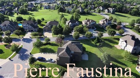 Une Belle Fille Excitée Se Faufile Dans La Chambre De Son Papa Pour Lui