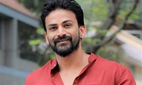 Audience Whistles Clap Testimony To Actors Talent Dolly Dhananjay