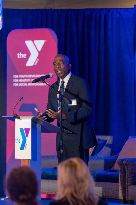 Hundreds Gather At Symposium Emceed By 8news Own Eric Philips To Discuss Economic Mobility For All