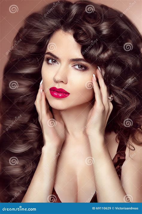 Healthy Hair Makeup Beautiful Brunette Girl With Long Wavy Hairstyle