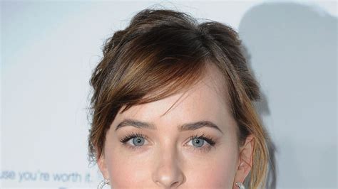 Take A Look At Dakota Johnsons Soft Natural Eye Makeup Up Close Glamour