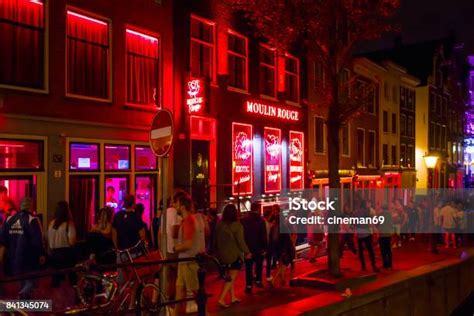 Trotoar Yang Sibuk Dan Zona Pedstrian Di Distrik Lampu Merah Pada Malam