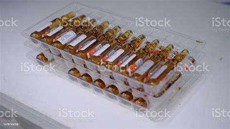 Ampul Kaca Dengan Dosis Obat Terletak Di Sebuah Kotak Di Rak Putih