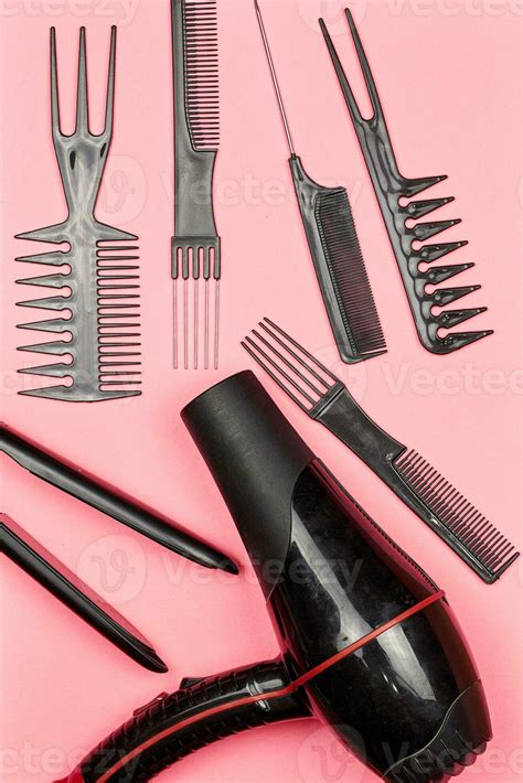 Hembra Peluquero Herramientas Diferente Tipos De Peines Y Pelo Hierro 31170648 Foto De Stock En