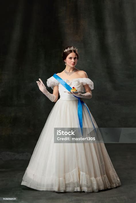 젊은 여왕 어두운 배경에 고립 된 르네상스 스타일의 드레스를 입은 중세 왕실의 이미지에서 사랑스러운 소녀의 초상화 시대 아름다움 역사 예술의 비교 30 34세에 대한 스톡