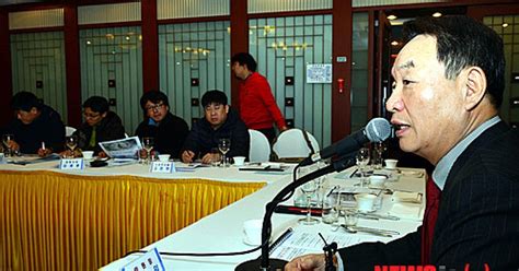 기자의 질문에 답변하는 김성일 조직위원장