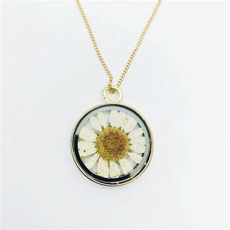 Gold Daisy Necklace Nowstalgia