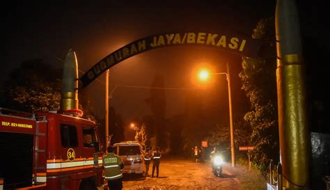 Gudang Munisi Daerah Tni Ad Meledak Puluhan Warga Diungsikan Foto