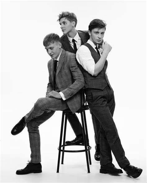 Pin By Mz Yyyy On 姿势 Pose Reference Photo Group Picture Poses Group