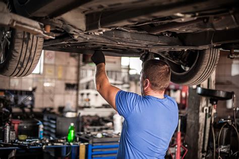자동차 정비사 수리기 차량 리프트에 차 에서 상태를 확인 건강 진단에 대한 스톡 사진 및 기타 이미지 건강 진단 건강관리와 의술 검사 보기 Istock