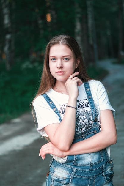 Premium Photo Portrait Of Beautiful Woman In Forest