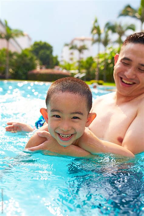 Happy Father With His Son In The Swimming Pool Del Colaborador De