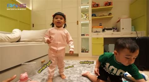 Asyik Makan Cireng Bersama Ini 10 Potret Ameena Main Ke Rumah Rayanza