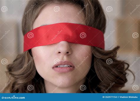Bella Joven Con La Venda De Los Ojos Rojos Foto De Archivo Imagen De