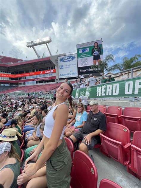 Amanda Dewitt Right Side Hitter Outside Hitter Usf Bulls Nil