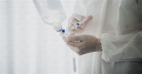 의학 건강 질병 치료 개념 병실의 식염수 백에 의사 주입 액체 약물 점적 치료 정맥 주입 클리닉 건강 관리 의료 개념 사진
