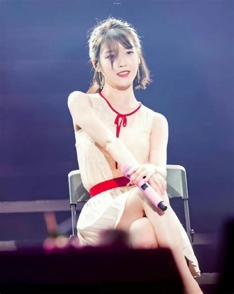 Iu跷二郎腿合集，是让人心动的李智恩大人啊！iu抱一抱新浪新闻