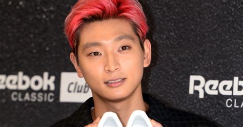 포즈 취하는 정진운