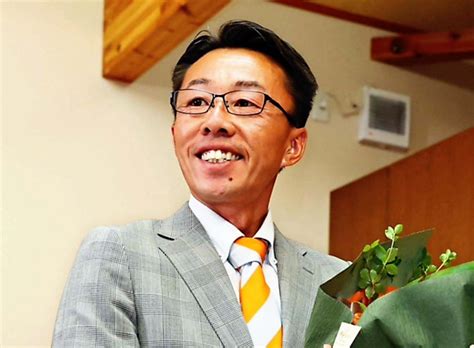 参政党の躍進伝わり拍手 花束受け取った竹下博善さん「今後も挑み続ける」 参院選長野県選挙区｜信濃毎日新聞デジタル 信州・長野県のニュースサイト