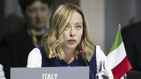 Maska Brālis Ticies Ar Meloni