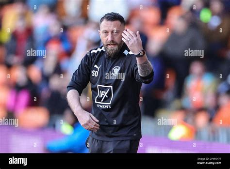 Stephen Dobbie Interim Head Coach Von Blackpool Gibt Seinem Team Anweisungen Während Des Sky Bet