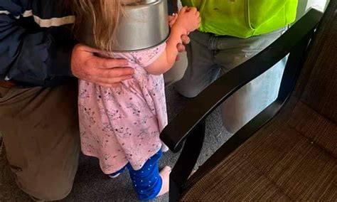 Niña Se Queda Atorada En Un Molde Para Pasteles Pensó Que Era Un Chal