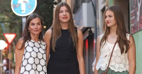 Doña Letizia Junto A Leonor Y Sofía Disfruta De Su Primer Plan De Vacaciones En Palma Infobae