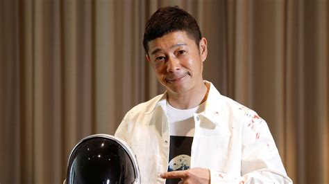 Spacex Japanese Billionaire Seeks Eight People To Join His Crew For
