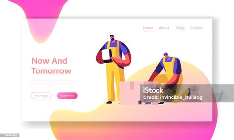 물류 및 운송 상품 서비스 웹 사이트 방문 페이지 창고 작업자가 화물 상자에서 바코드를 스캔하고 메모장 웹 페이지 배너에 정보를